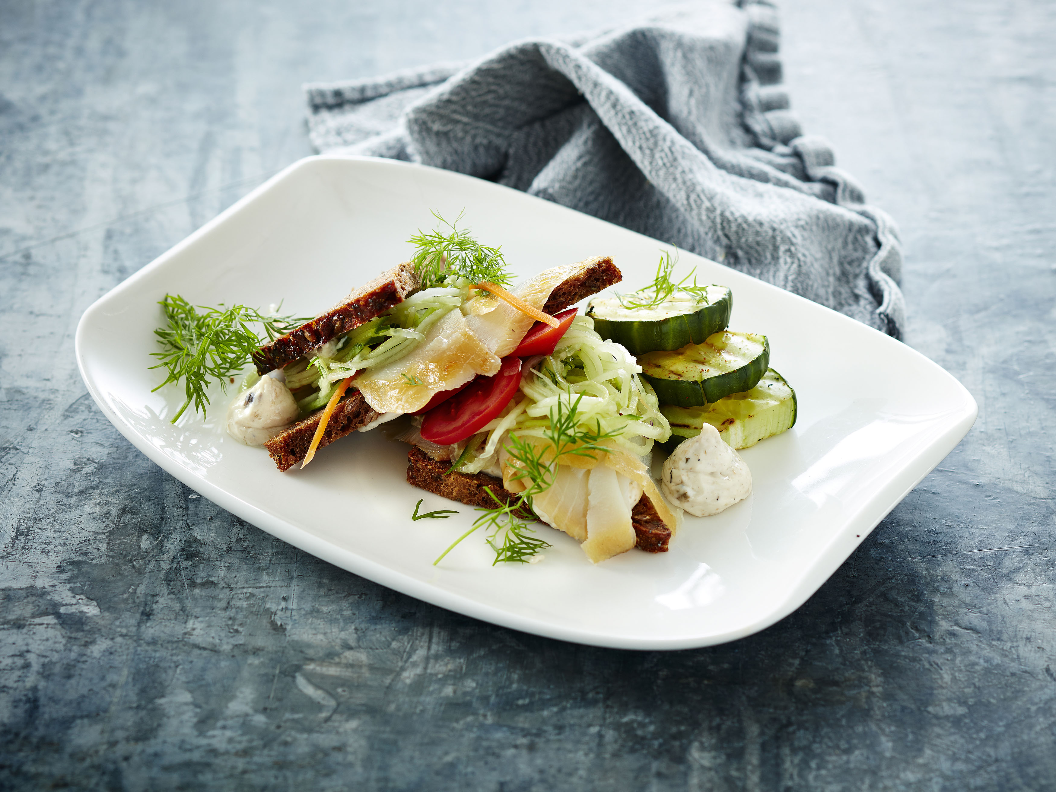 Grillet rugbrødsmad med agurk og hellefisk - Royal Greenland A/S