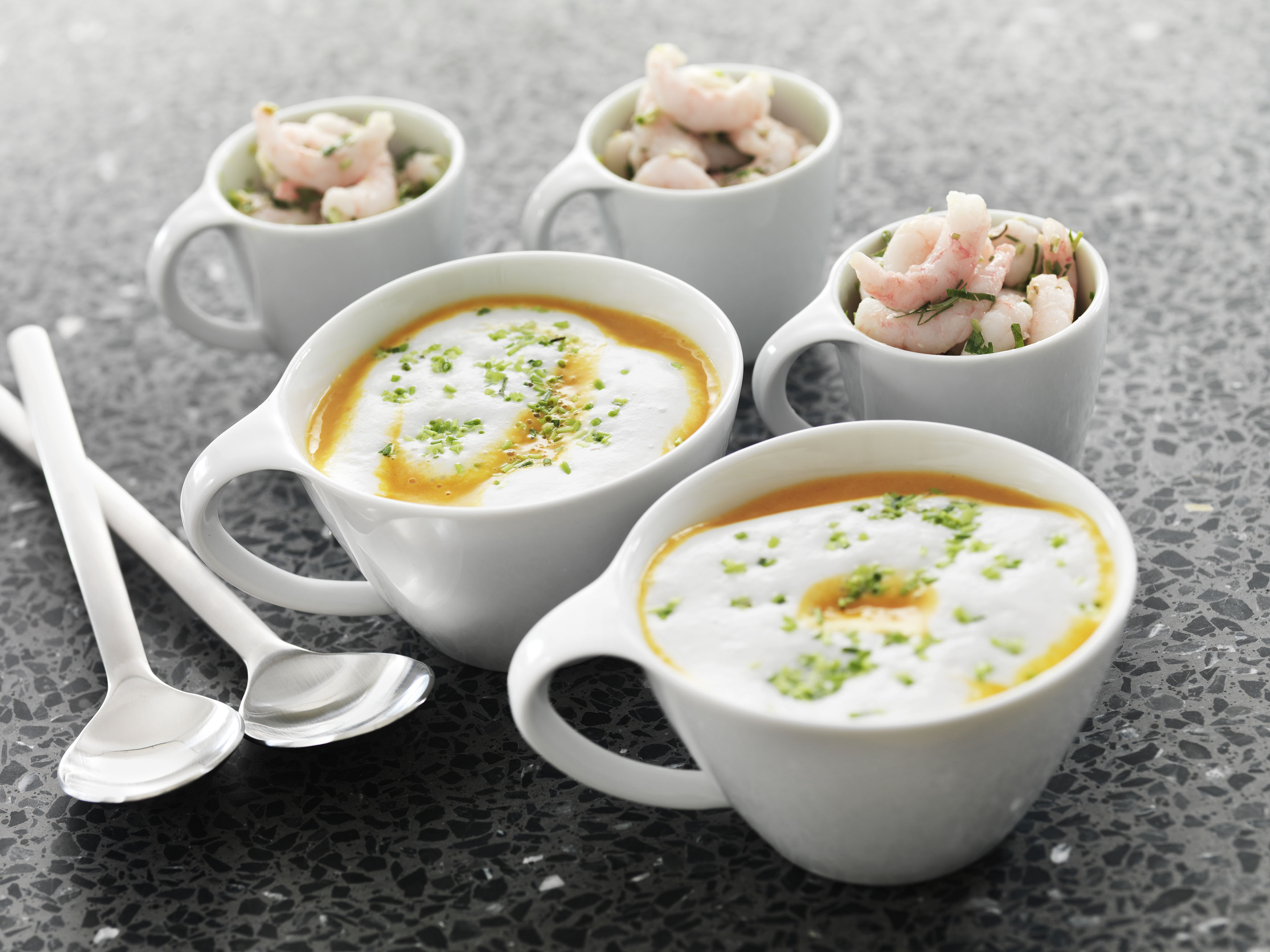 Hummercappuccino med krydderurtemarinerede rejer - Royal Greenland A/S