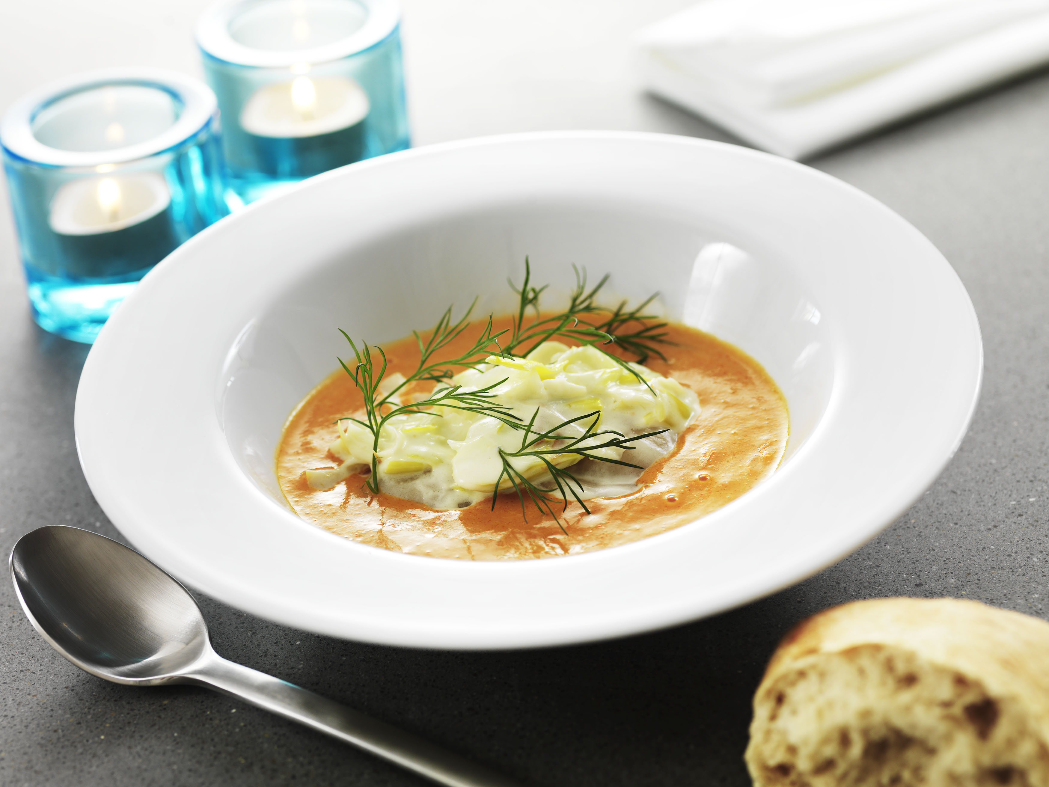 Hummersuppe med rejeravioli, cremet porre og dild - Royal Greenland A/S