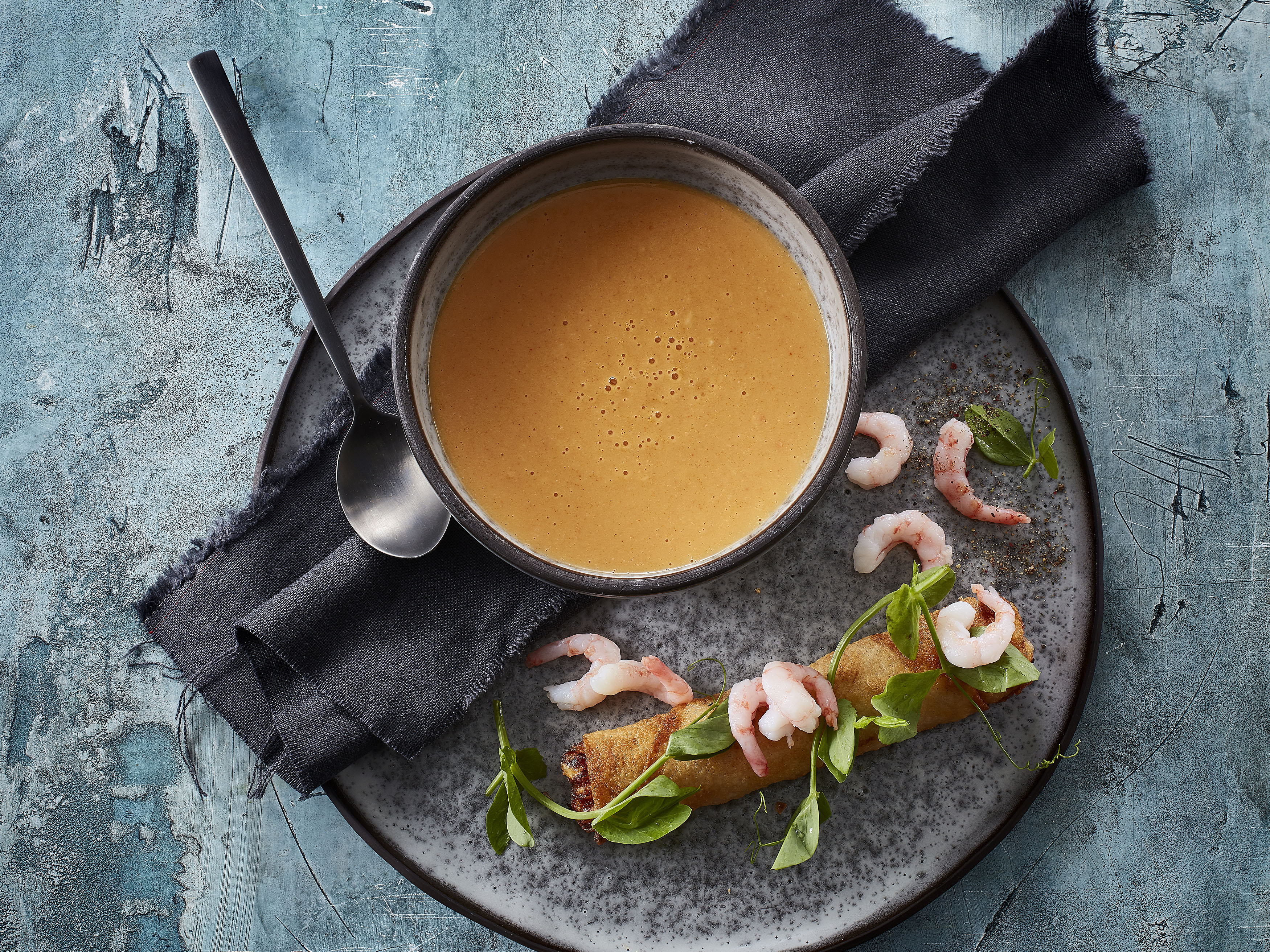 Hummersuppe med springroll fyldt med rejer og sprøde grøntsager - Royal ...