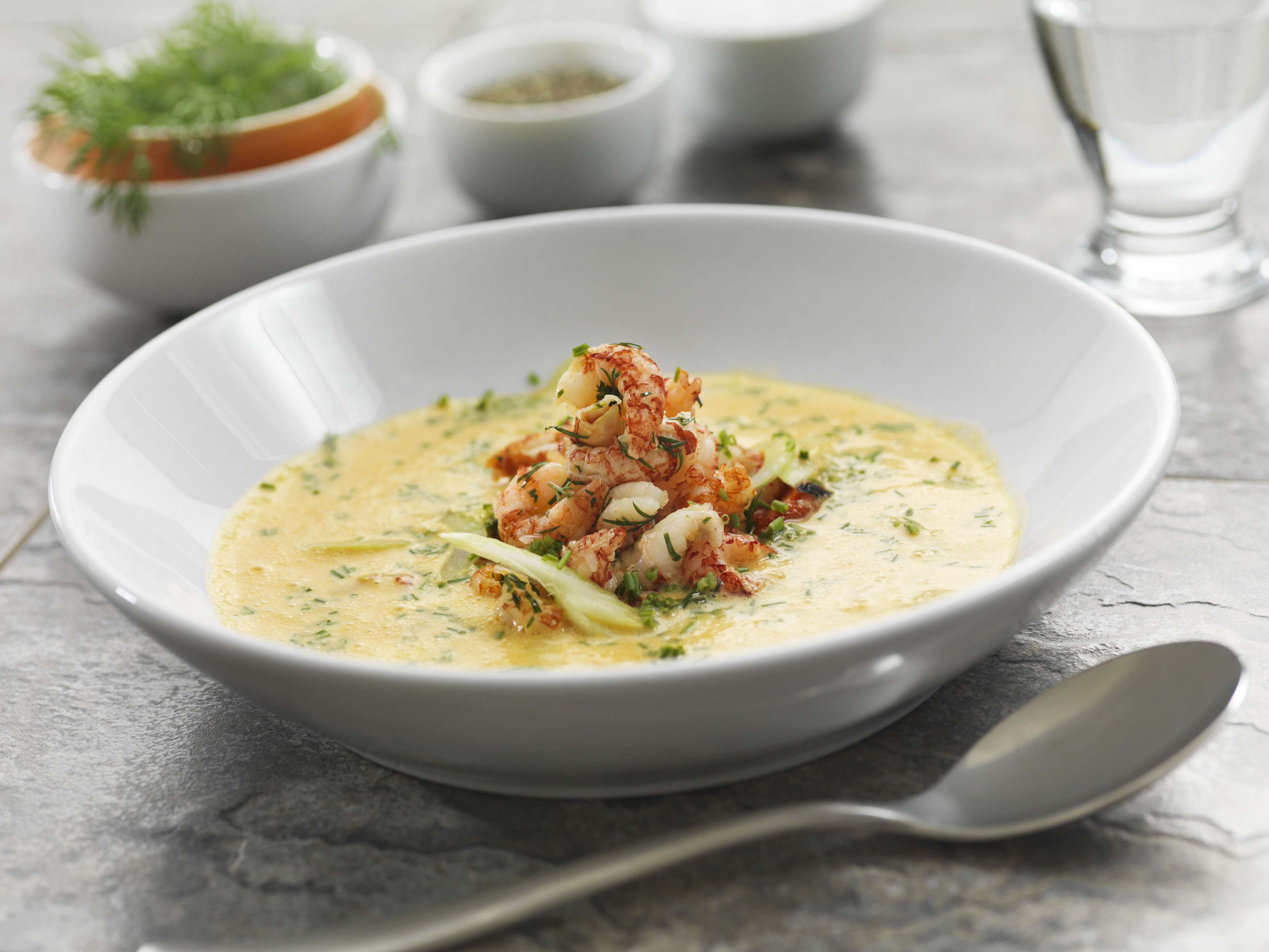 Krebsehaler i hummersuppe med bladselleri og grillede peberfrugt ...