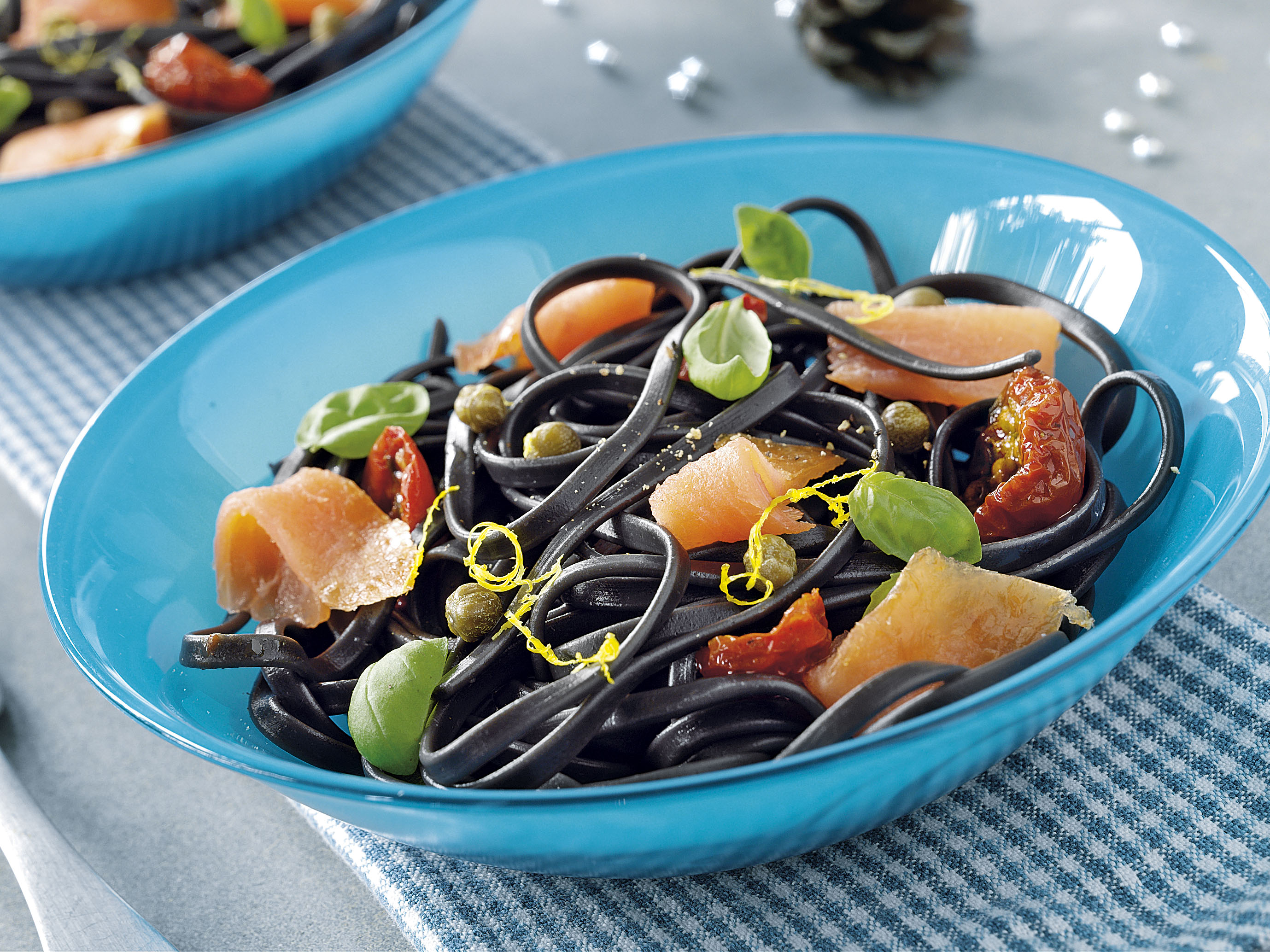 Hummersuppe med springroll fyldt med rejer og sprøde grøntsager - Royal ...