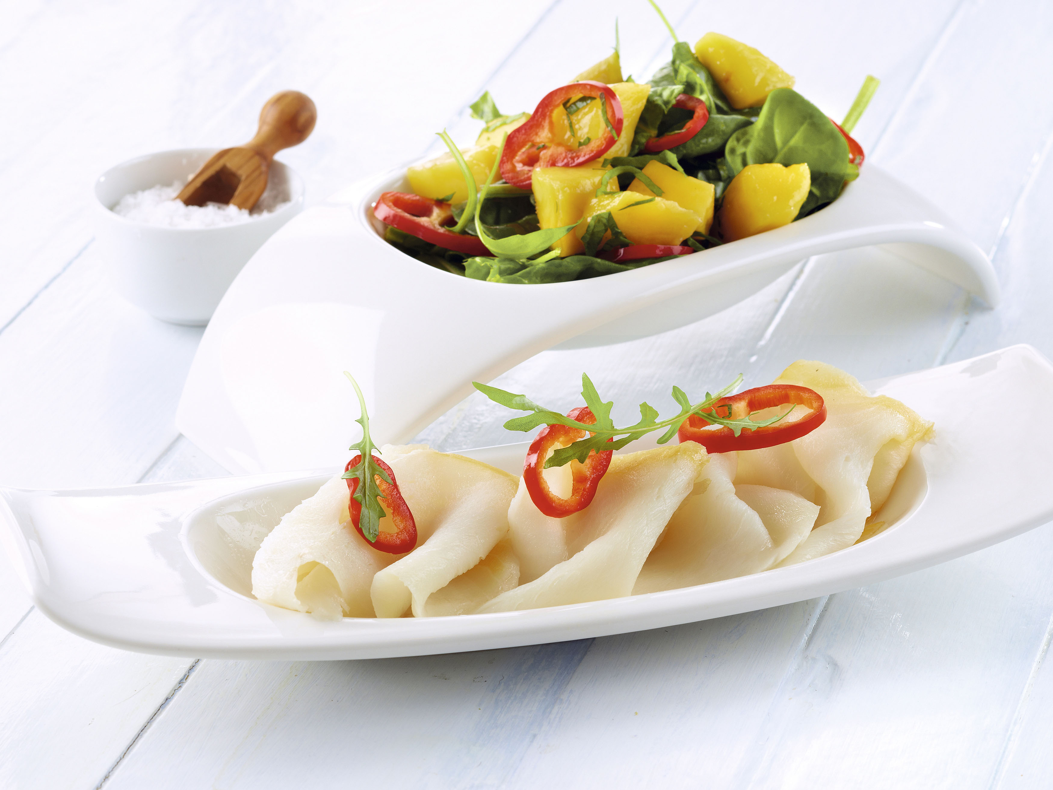 Røget hellefisk med salat af mango, spinat og mild chili - Royal ...